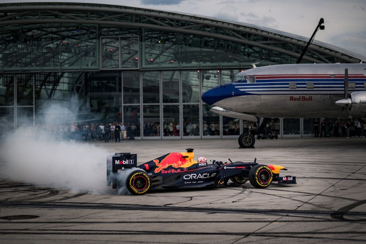 Max Verstappen draait donuts in Red Bull RB8 bij heropening Hangar-7