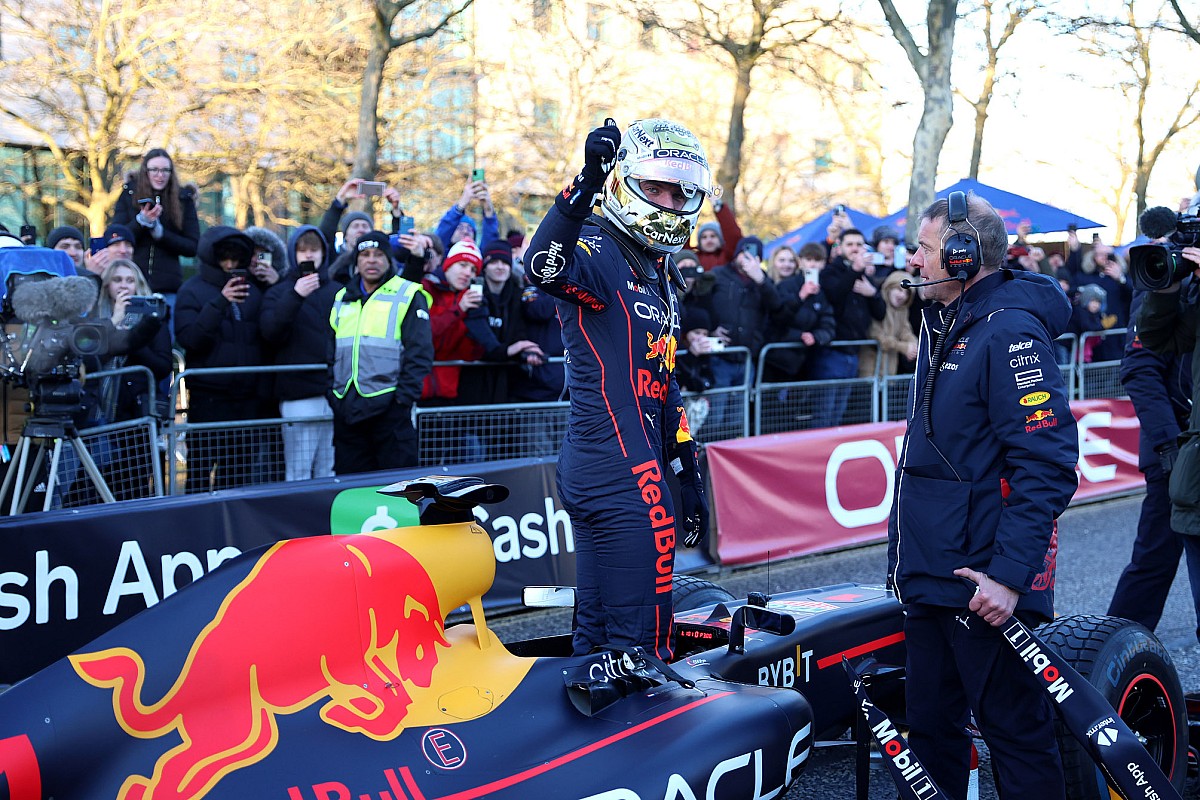 Vídeo: así es ir de pasajero con Verstappen en un Red Bull F1 V10