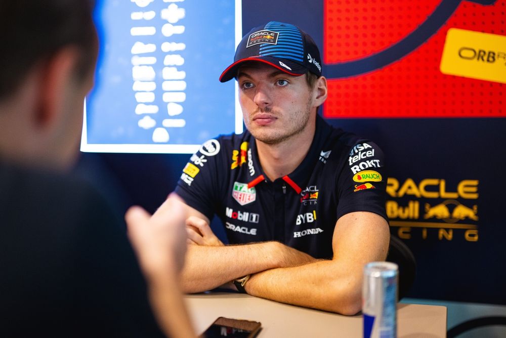 Max Verstappen lacht: "Het is bizar waar mensen mee komen"