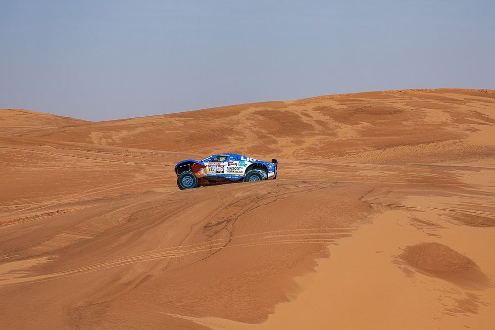 Tim en Tom Coronel zwoegen met minder vermogen door de duinen
