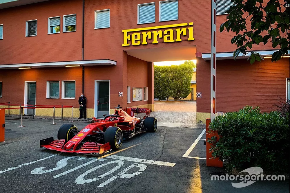 Leclerc neemt de Ferrari SF1000 mee naar zijn werk