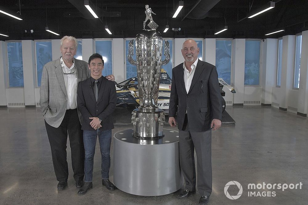Indy 500 galibi Sato'nun yüzü 2. defa Borg-Warner Kupası'na işlendi
