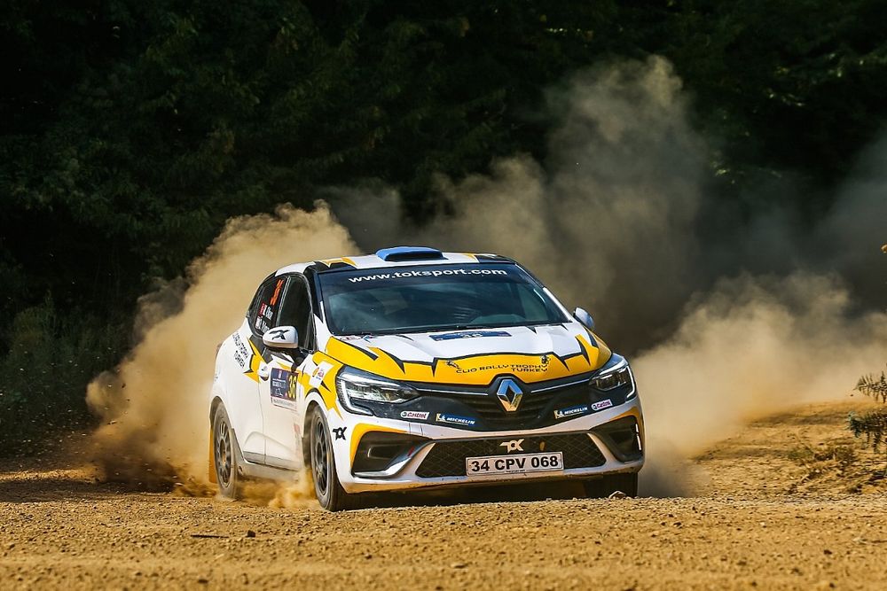 Kocaeli'de Clio Rally Trophy'i Menderes Okur ve Özden Yılmaz kazandı