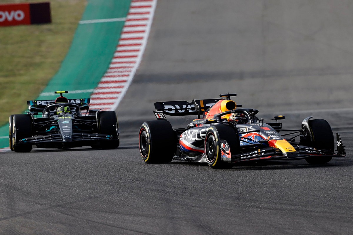 Hamilton dará "datos" a Mercedes F1 por rodar detrás de Verstappen