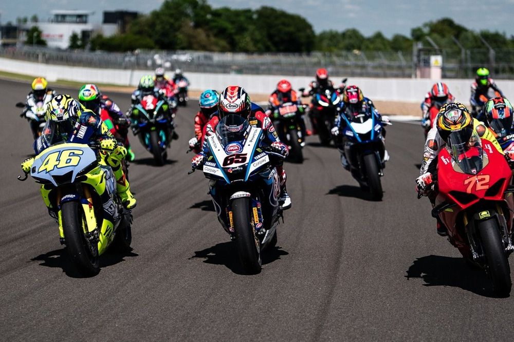 Monster reúne en Silverstone a varias estrellas: Rossi, Bagnaia, Dunlop...