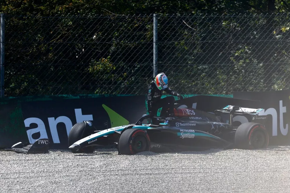 F1 | Video, Antonelli inizia col botto: esce all'Alboreto e sbatte