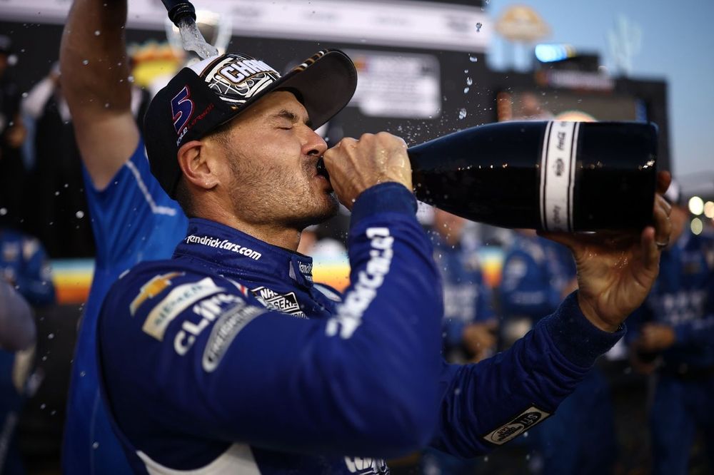Kyle Larson steals NASCAR Cup title in overtime; Blaney wins wild ...