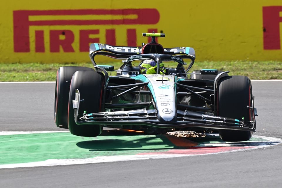 Hamilton nipt voor Norris in tweede F1-training Monza, Verstappen P14