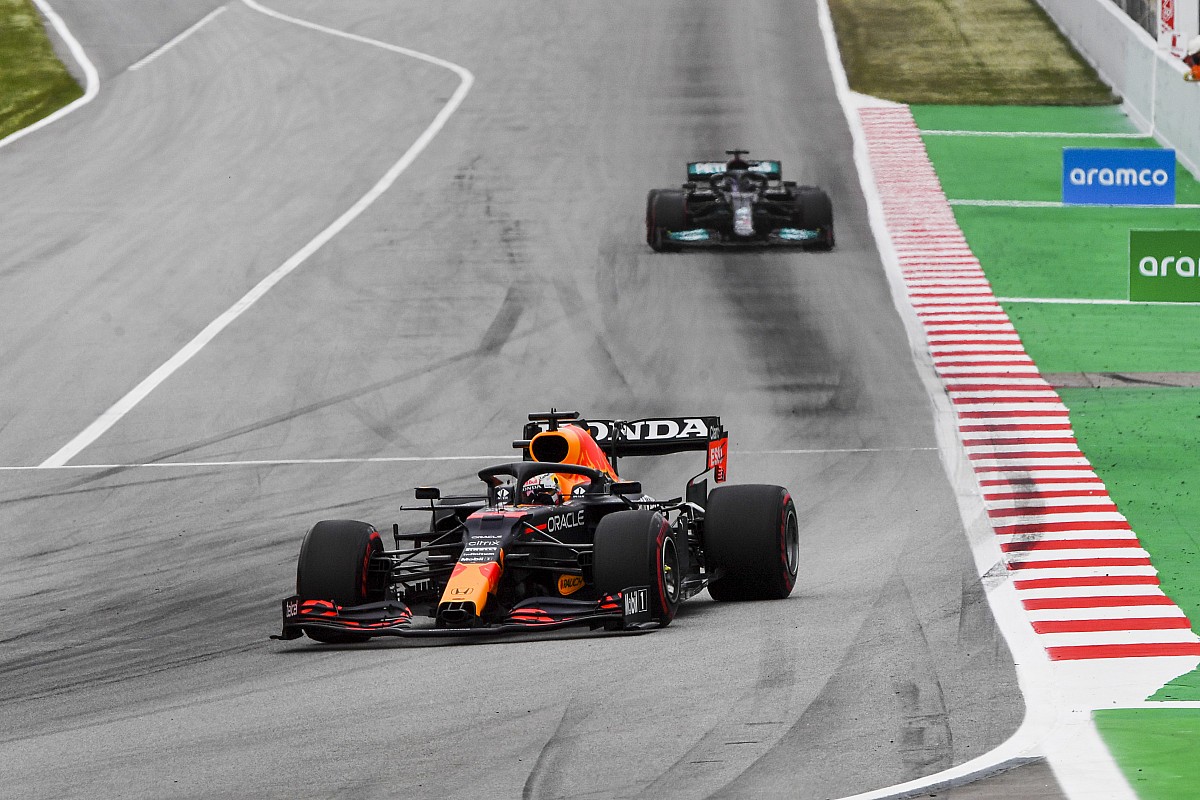Verstappen felt like "sitting duck" against Hamilton in Spain F1