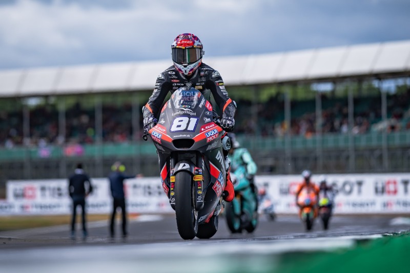 Debütsieg in Silverstone: So fuhr Senna Agius in der Moto2 auf Platz eins!