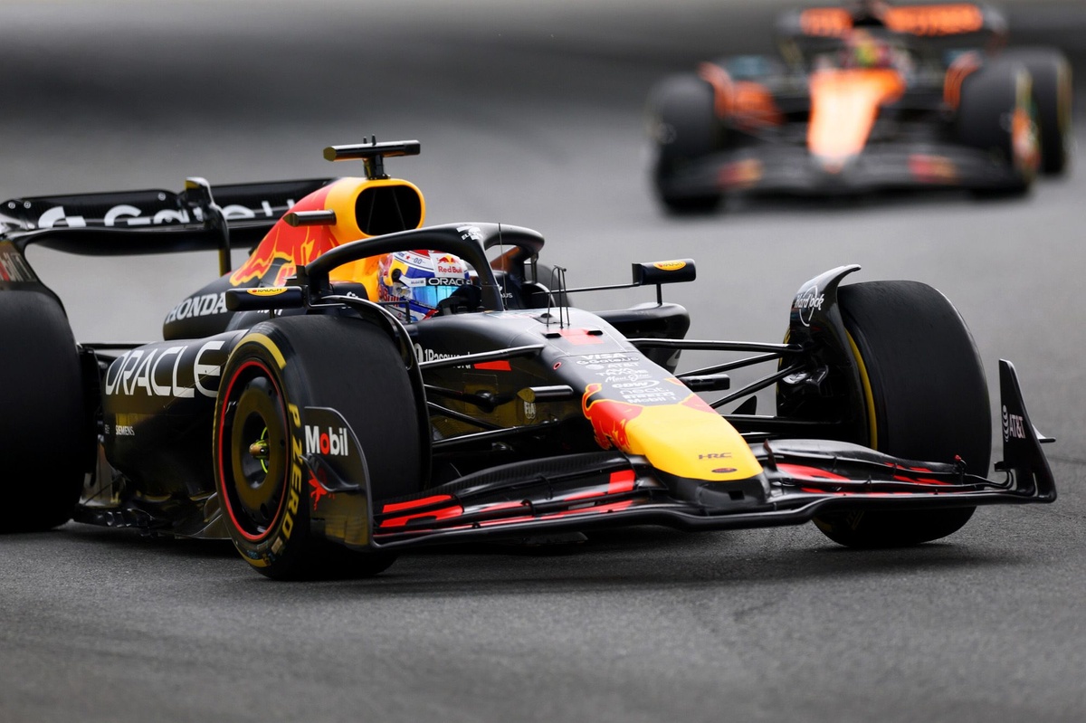 ¿Por qué Max Verstappen logra más poles que los McLaren en la F1 2025?