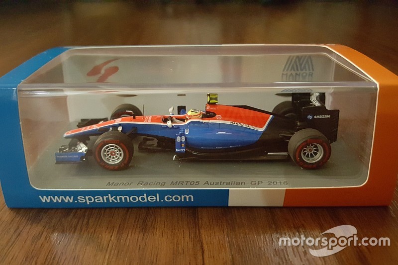 Review: Miniatur 1:43 Manor Racing MRT05 Rio Haryanto dari Spark Model