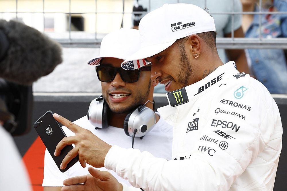 Broertje Lewis Hamilton schrijft geschiedenis in F1-simulator