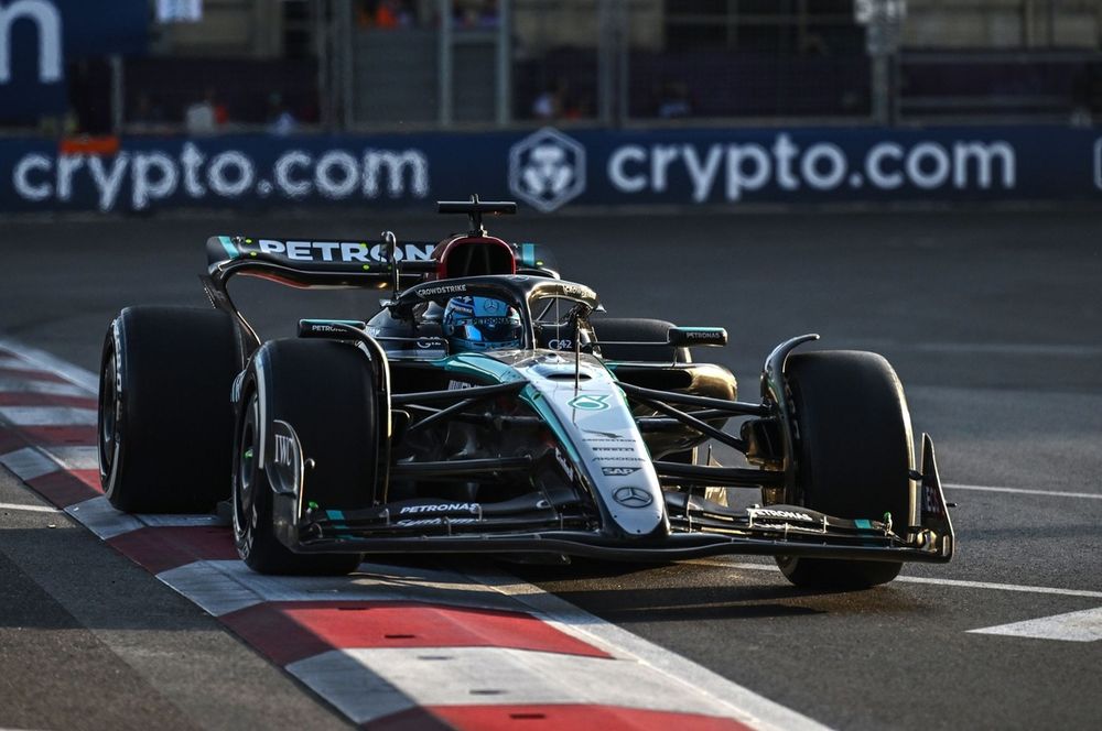 Russell zet Mercedes bovenaan, Max Verstappen vijfde in F1-training Baku