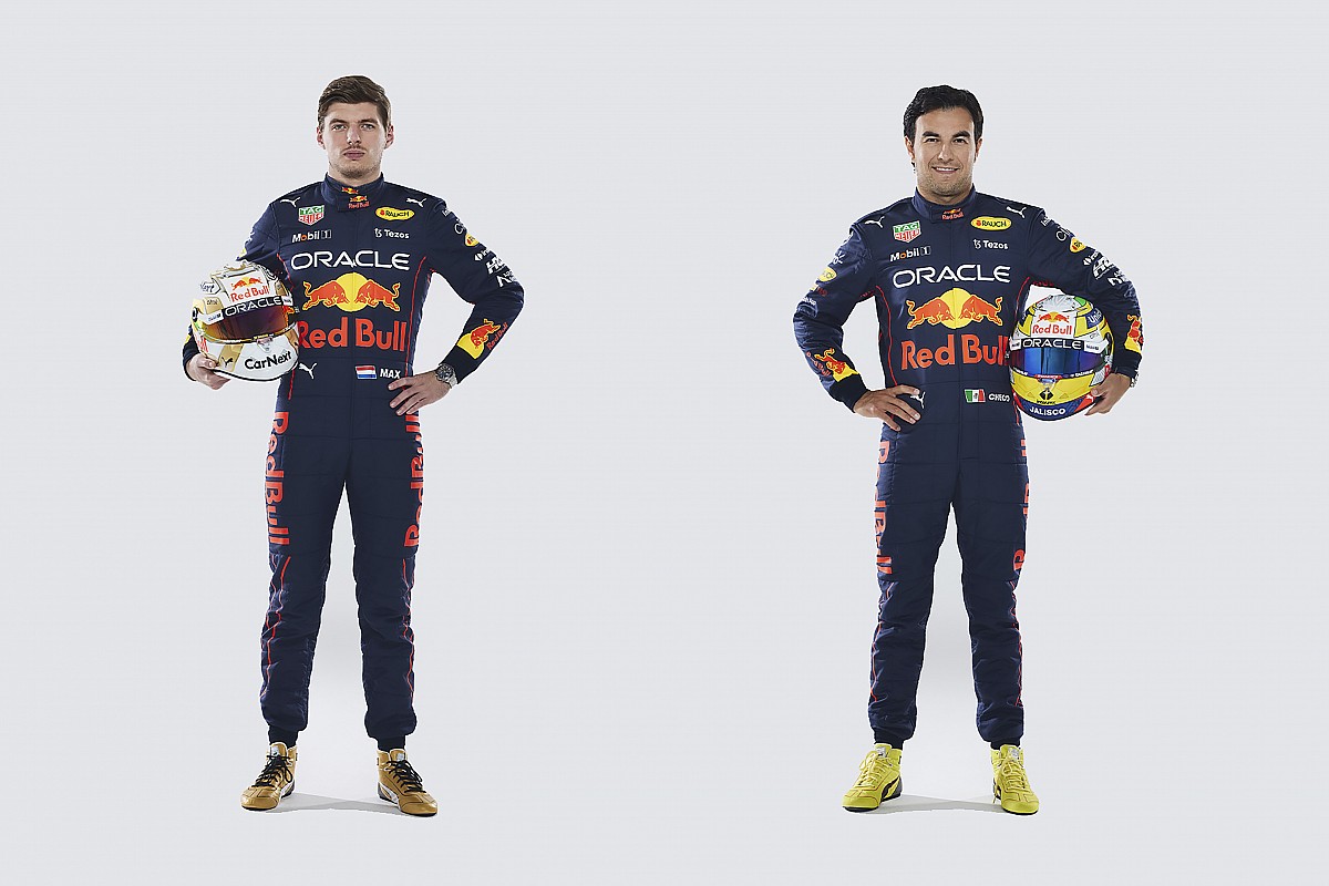 Pérez y Verstappen lucen sus uniformes de carrera para la F1 2022