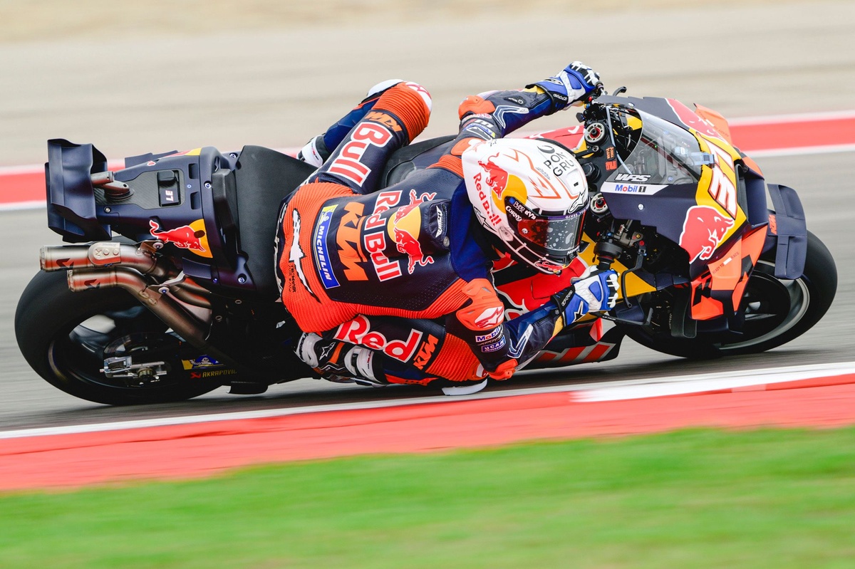 Pedro Acosta unveils special helmet for COTA