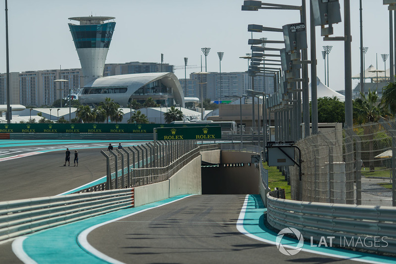 Pit lane exit bei Abu Dhabi - Formel 1 Fotos