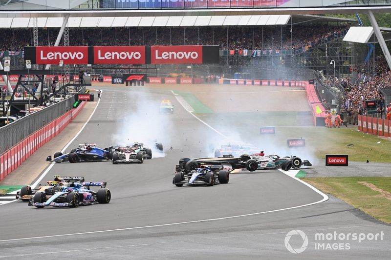 Photos - L'impressionnant crash de Zhou Guanyu à Silverstone