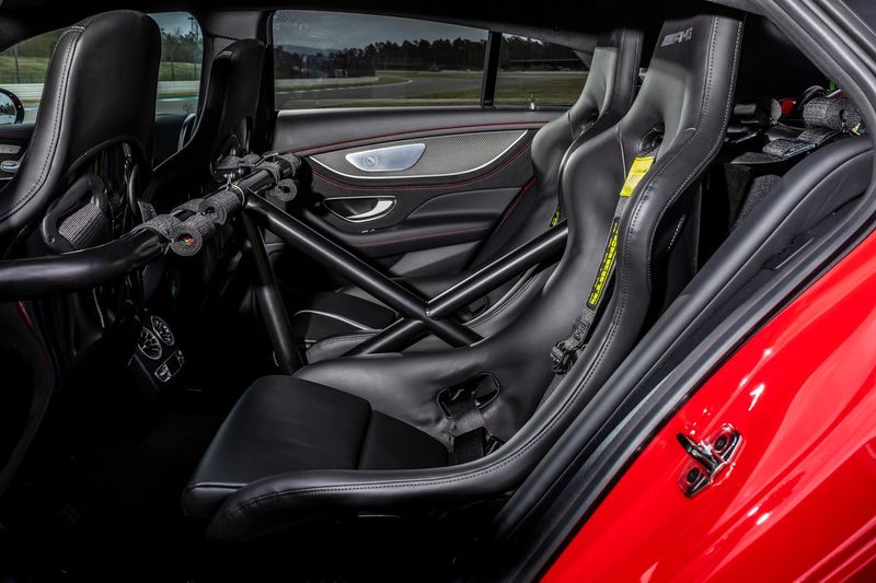 Mercedes dévoile ses nouvelles Safety Car et Medical Car