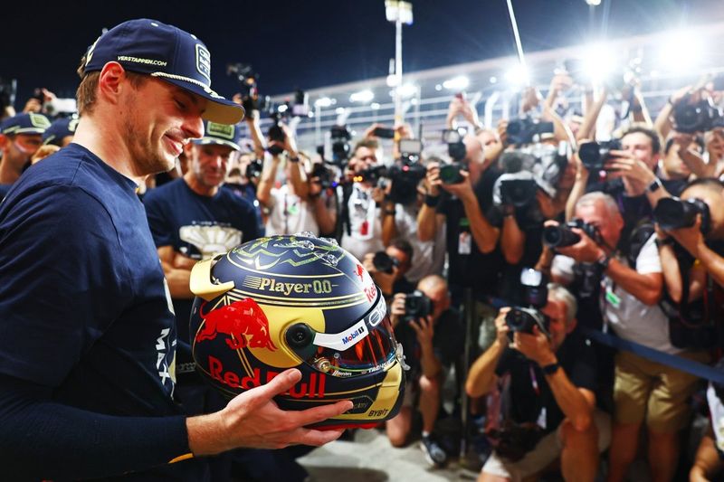 Photos - Le casque "Triple Champion du monde" de Max Verstappen