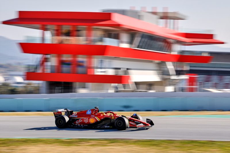 Hamilton teste la Ferrari SF-24, Pirelli enchaîne les essais