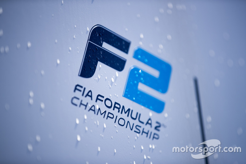 Logo de la FIA Fórmula 2 at Cataluña - FIA F2 Fotos