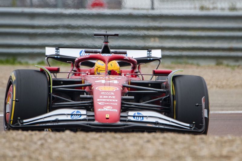 Fotos y vídeo: el nuevo Ferrari SF-25 sale a pista