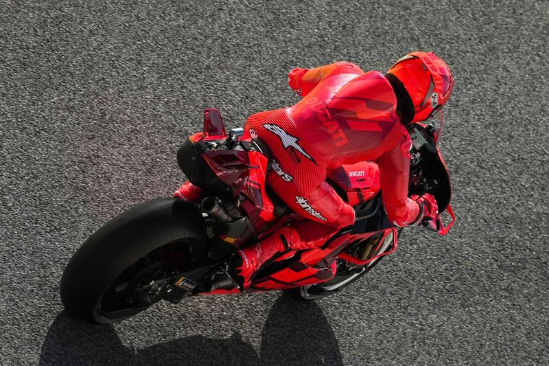 Marc Márquez inicia la era 'todo al rojo' en los test de Barcelona