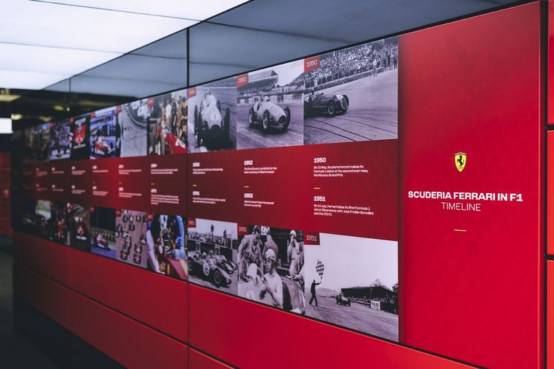F1 | Ferrari celebra il suo DNA sportivo con due timeline nel box