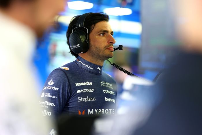 Fernando Alonso addresses bizarre steering wheel error in Bahrain FP2