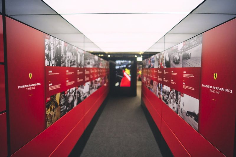 F1 | Ferrari celebra il suo DNA sportivo con due timeline nel box