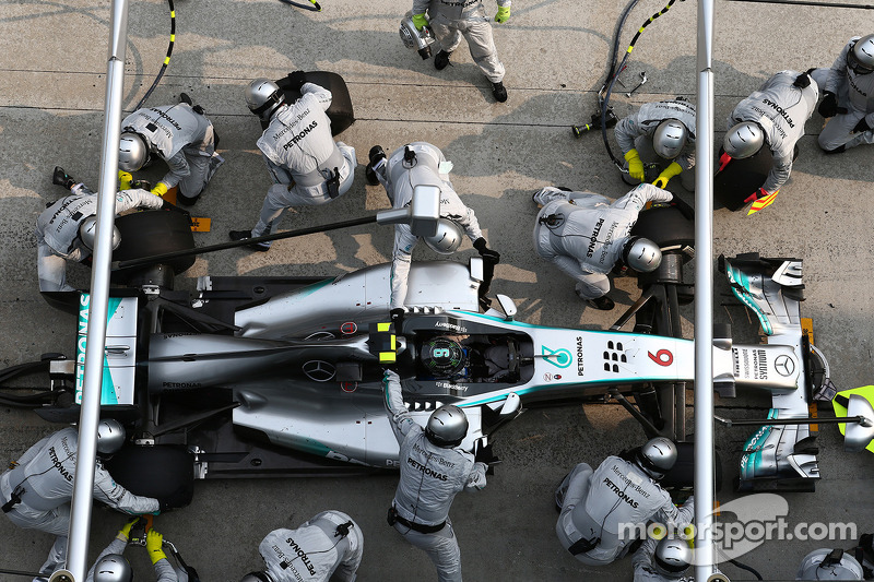 Nico Rosberg, Mercedes AMG F1 W05 pit stop at Malaysian GP