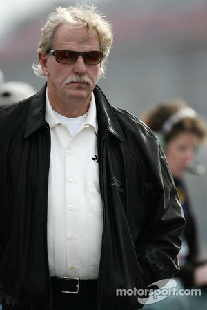 NASCAR Hall of Fame inductee Robert Yates dies at age 74